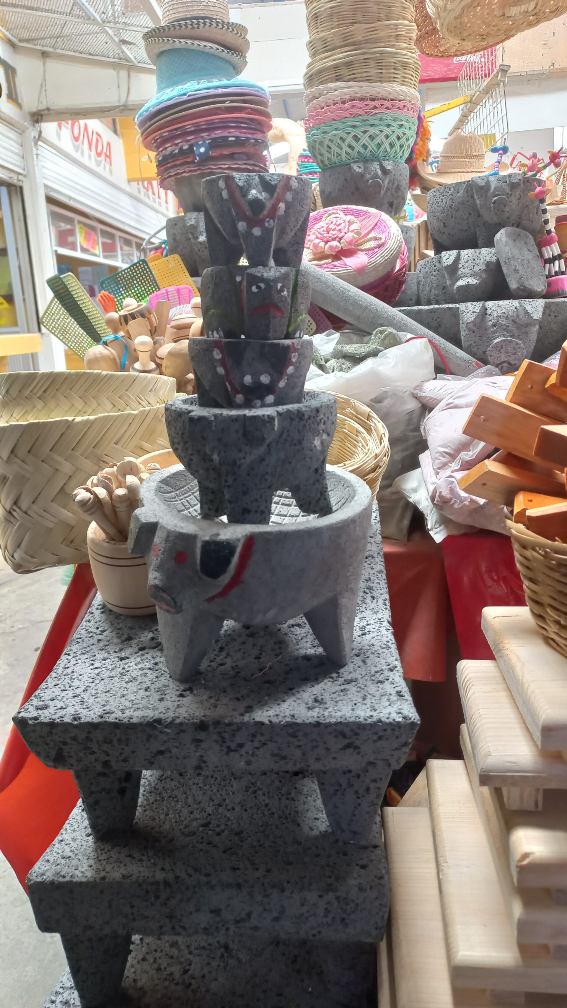 El precio del molcajete del mercado vs. cadenas comerciales